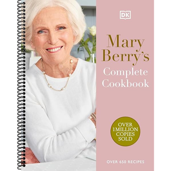 Mary Berry's Complete Cookbook: Over 650 Recipes by Mary Berry，Reprinted paperback book