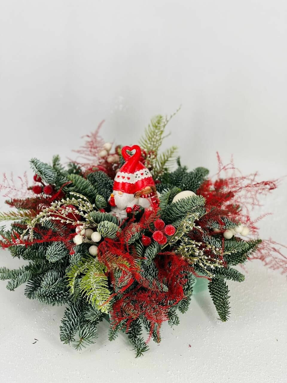 Настольная композиция из натурального нобилиса с сувениром влюблённые гномы