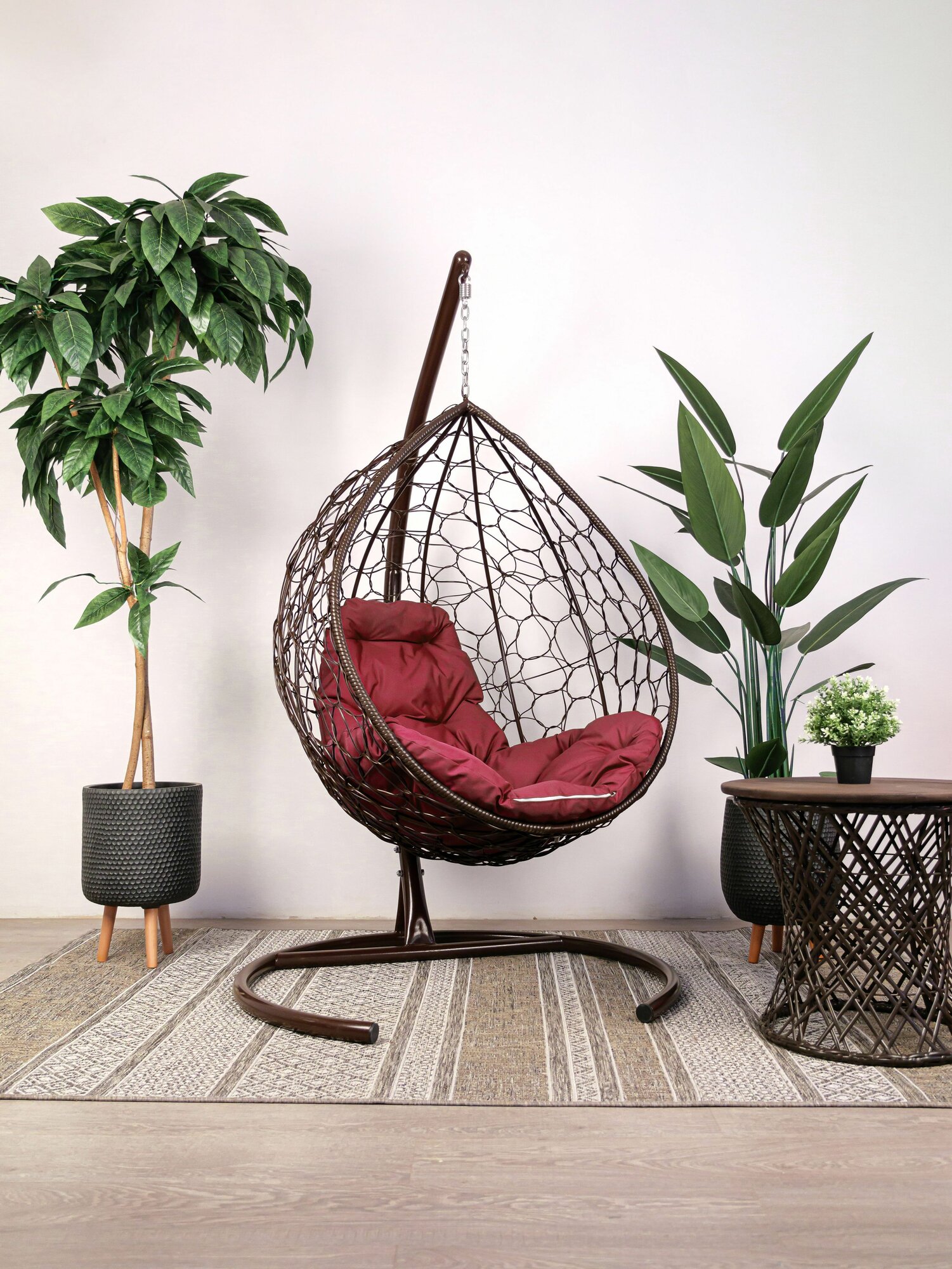Подвесное кресло капля, с ротангом коричневое, бордовая подушка
