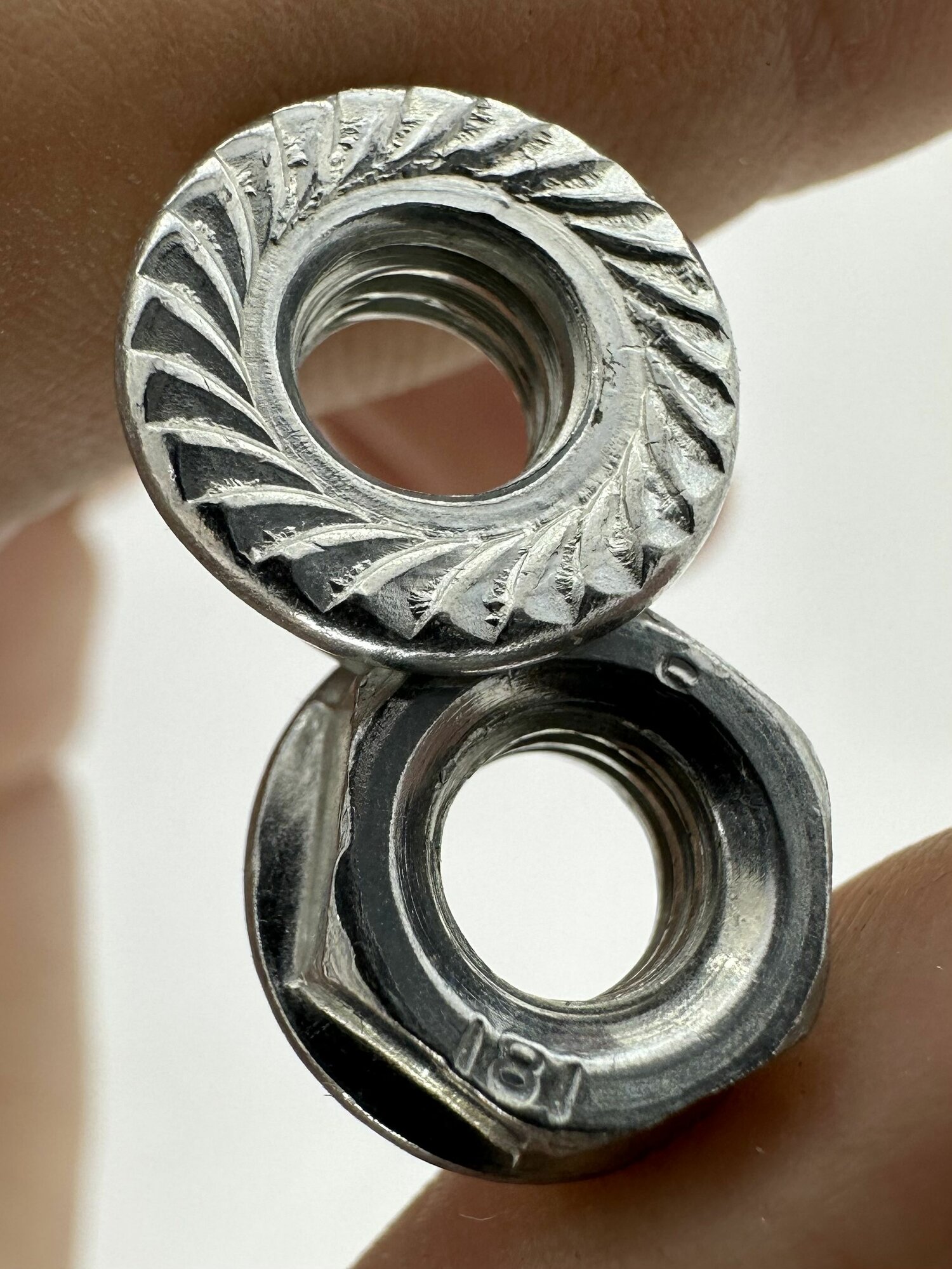 Гайка м6х1 с фланцем (зубчатый)