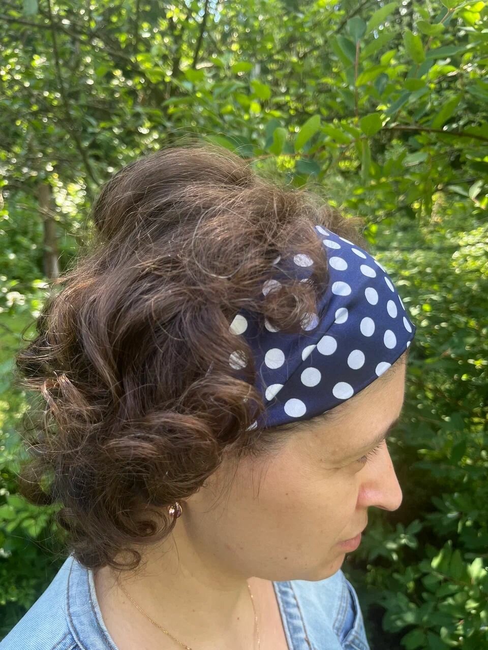 Повязка на голову женская на резинке из атласа "Синий горошек"