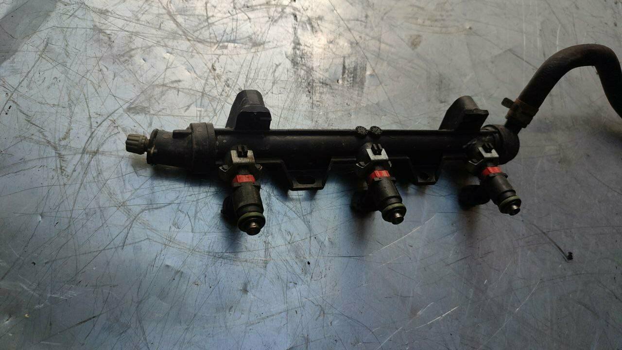 Форсунка топливная Skoda Fabia 03E906031A