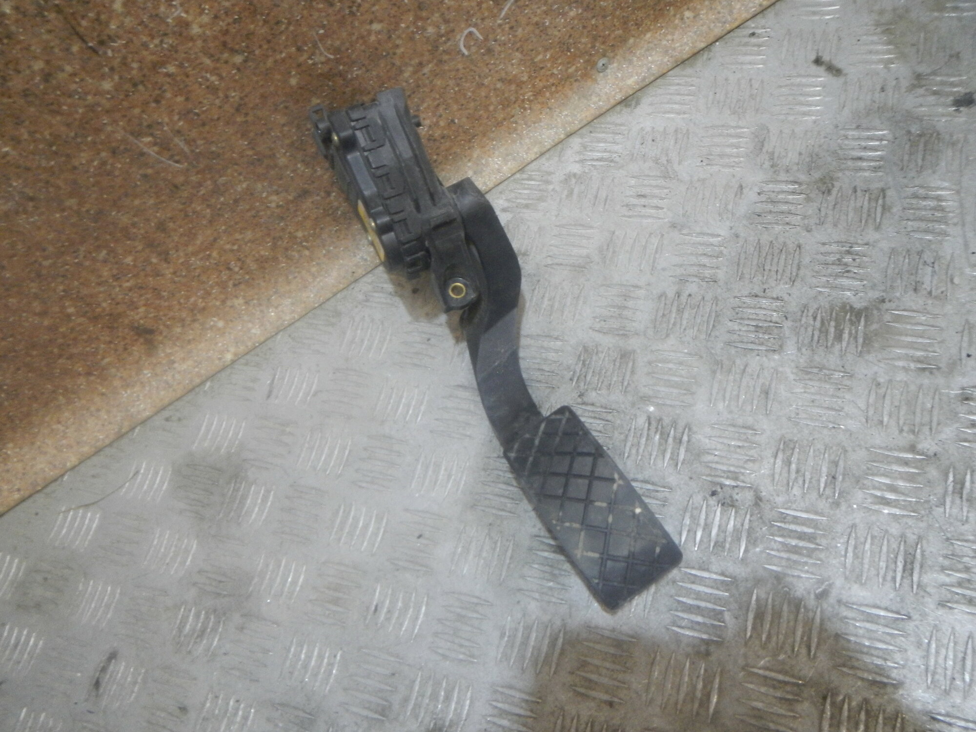 Б/У Педаль газа, Volkswagen (Фольксваген)-PASSAT B5 (00-05) VOLKSWAGEN PASSAT B5 (00-05) Без видимых повреждений. 538534...