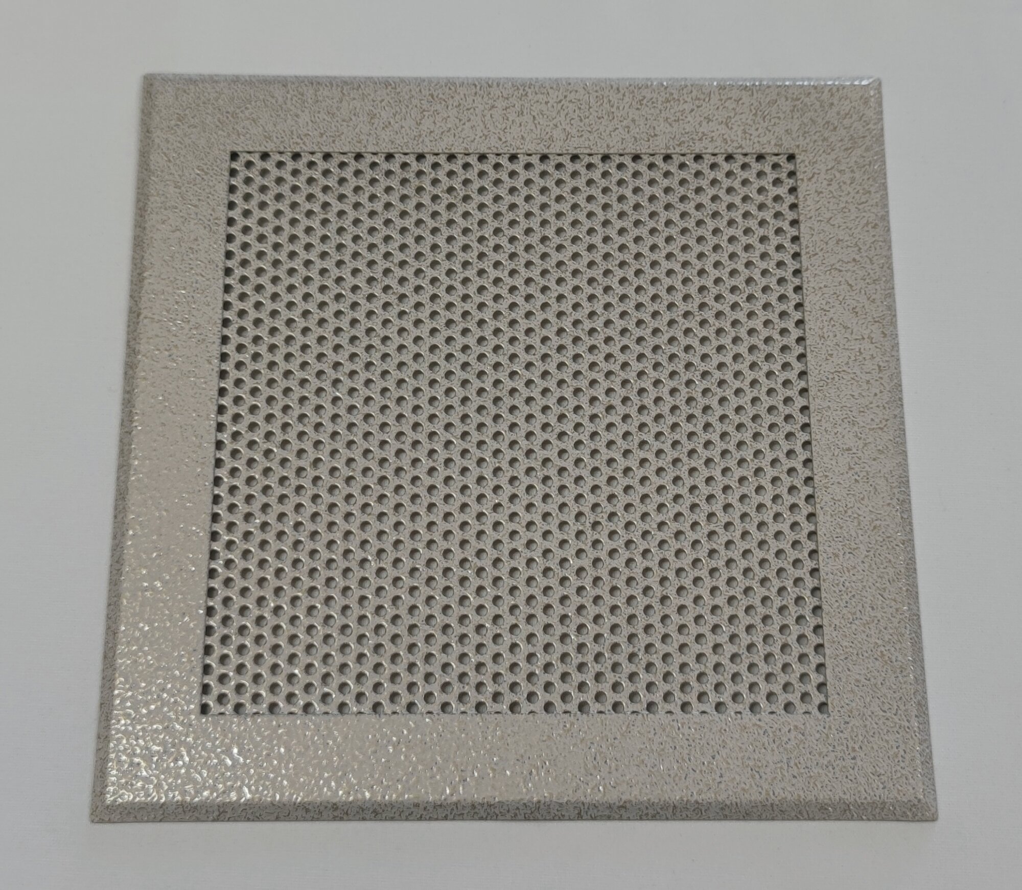 Решетка Плоская с подгибом Штамп 210х210мм, на магнитах, перфорация Круг 3мм, Белый Антик.