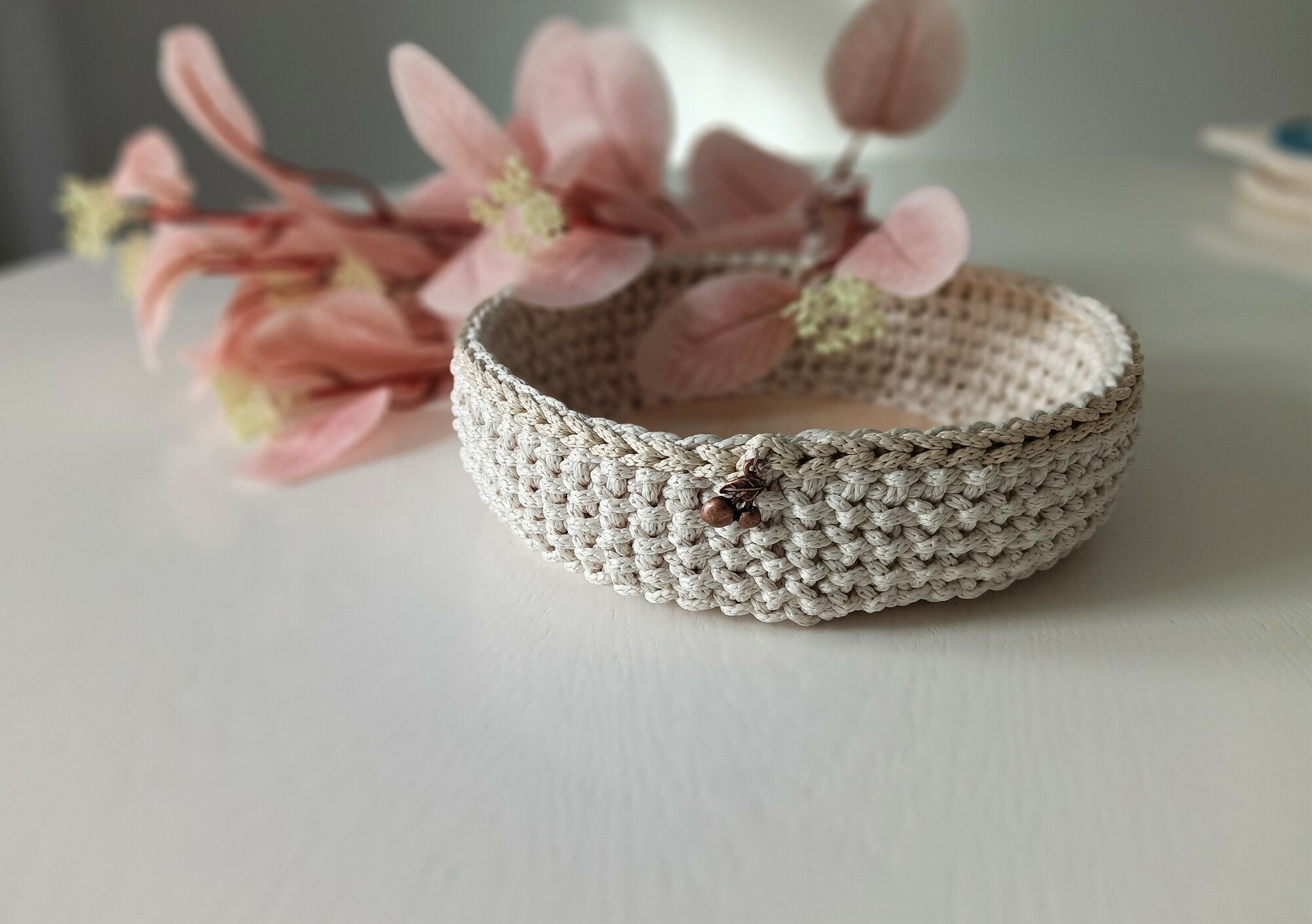 Корзинка с деревянным донышком, вязаная из полиэстера, для хранения мелочей, размер17х17см. Ручная работа. Цвет молочный беж.