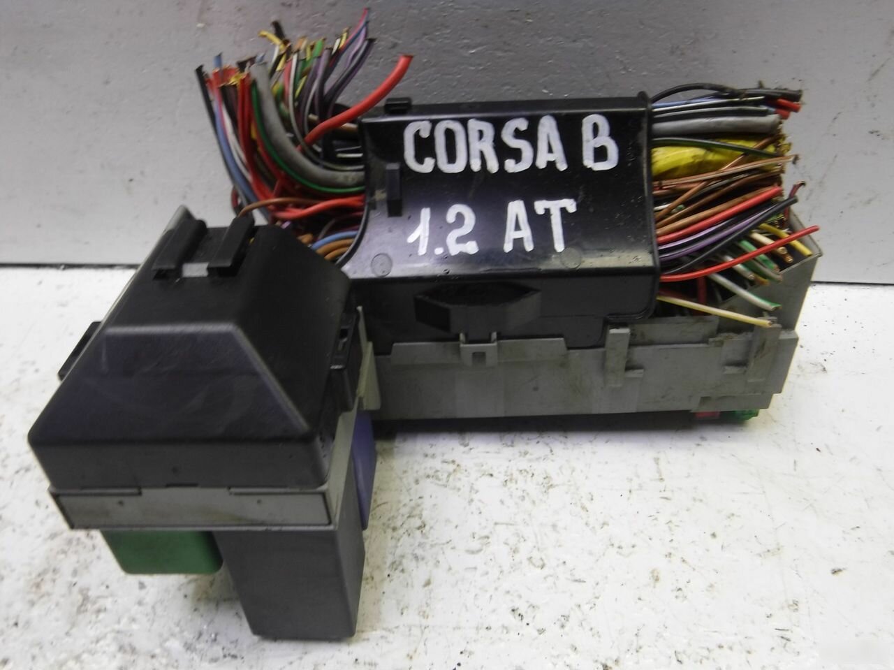 Блок предохранителей Opel Corsa B (1993—2000) 90069864