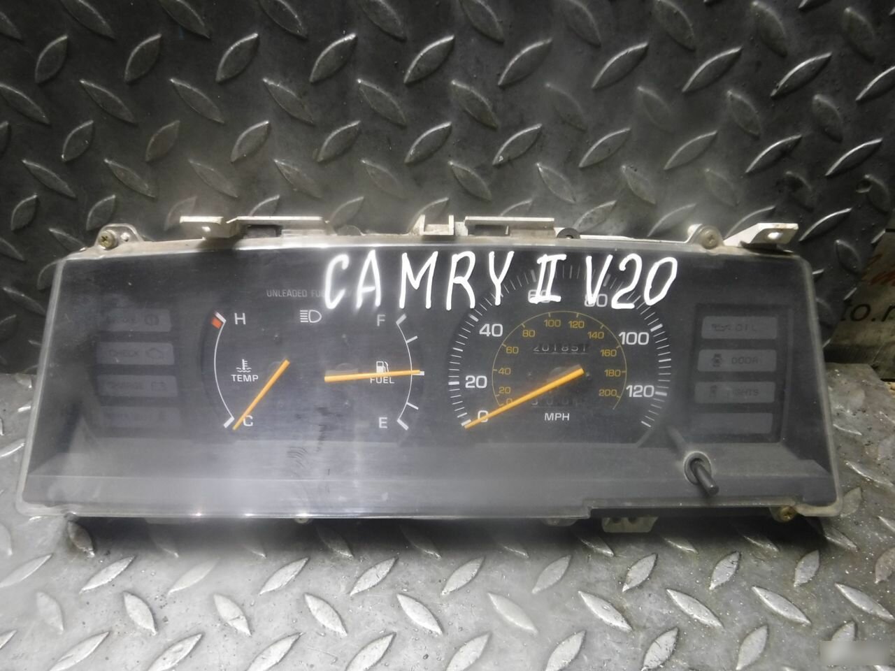 Панель приборов Toyota Camry V20 (1986—1991) 83010-32870