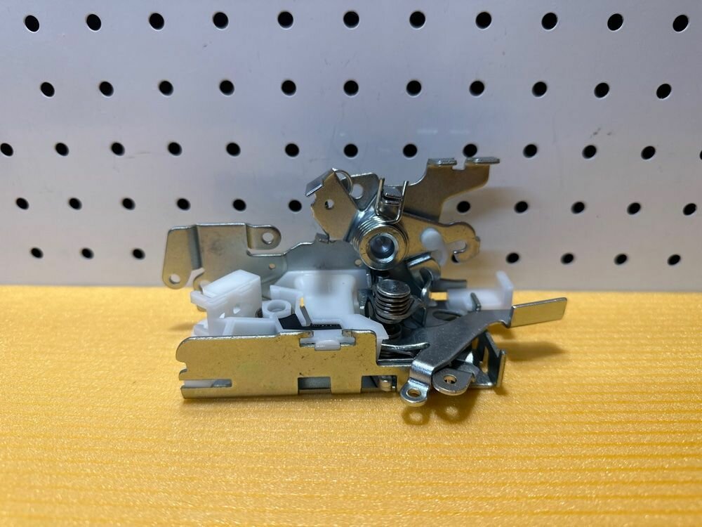 Замок двери левой торцевой MERCEDES ACTROS AXOR ATEGO KAMAZ 5490 (мерседес КАМАЗ)