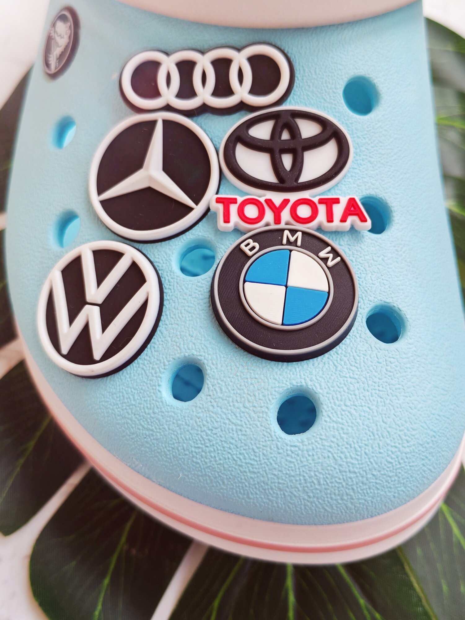 Джибитс на crocs машины Ауди БМВ Toyota Mercedes Volkswagen для мальчиков