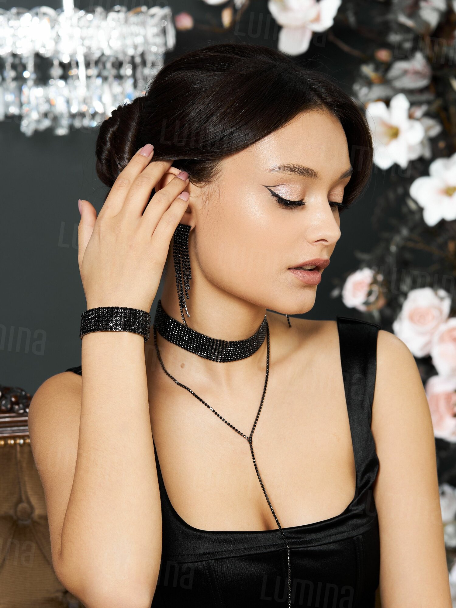 Комплект бижутерии: чокер, серьги, браслет