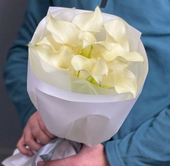 Белые каллы в дизайнерской упаковке. Букет из 9 белых калл для девушки