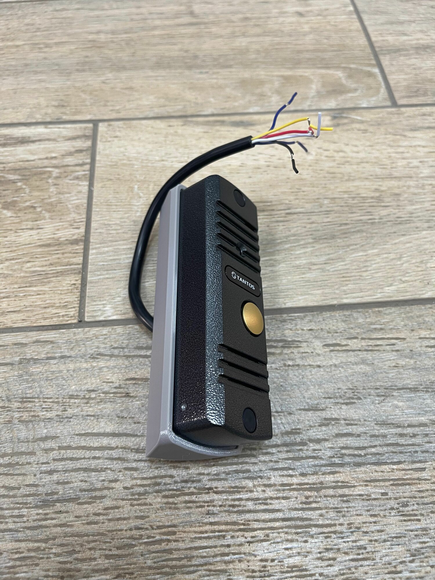 Монтажный уголок (коричневый)(кронштейн) для вызывной панели домофона Hikvision DS-KB2411T-IM