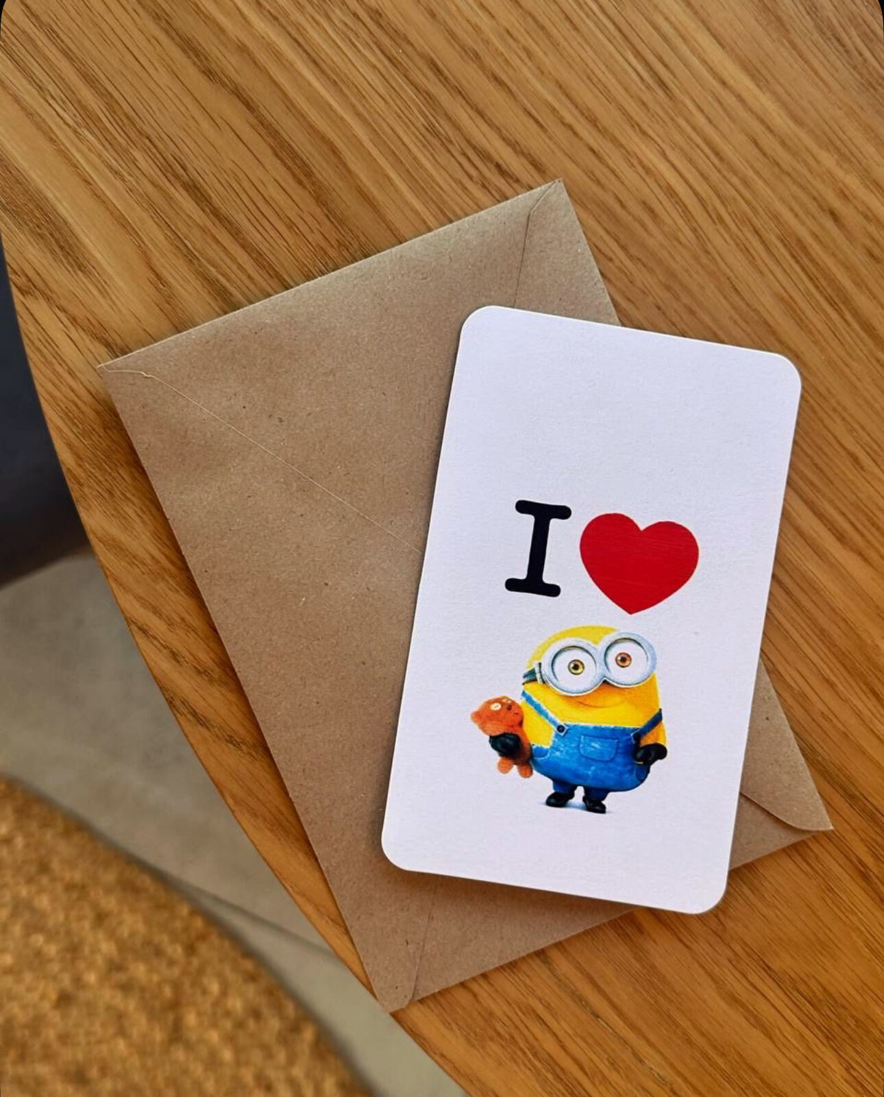 Открытка Миньоны , с надписью я люблю миньонов, отличный подарок