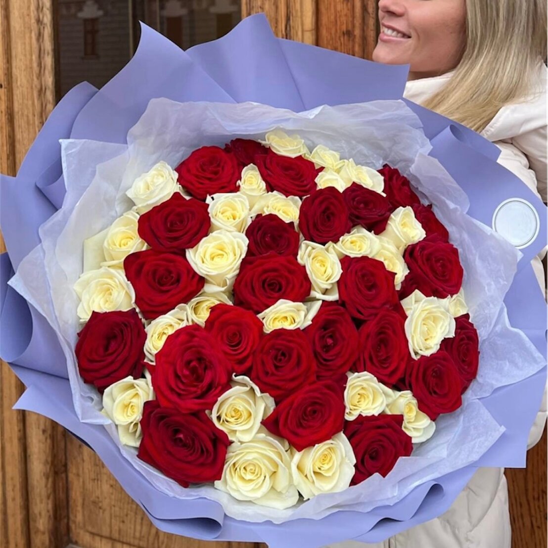 Букет из красных и белых роз 51 шт, красивый букет цветов, шикарный, премиум цветы, премиум букет