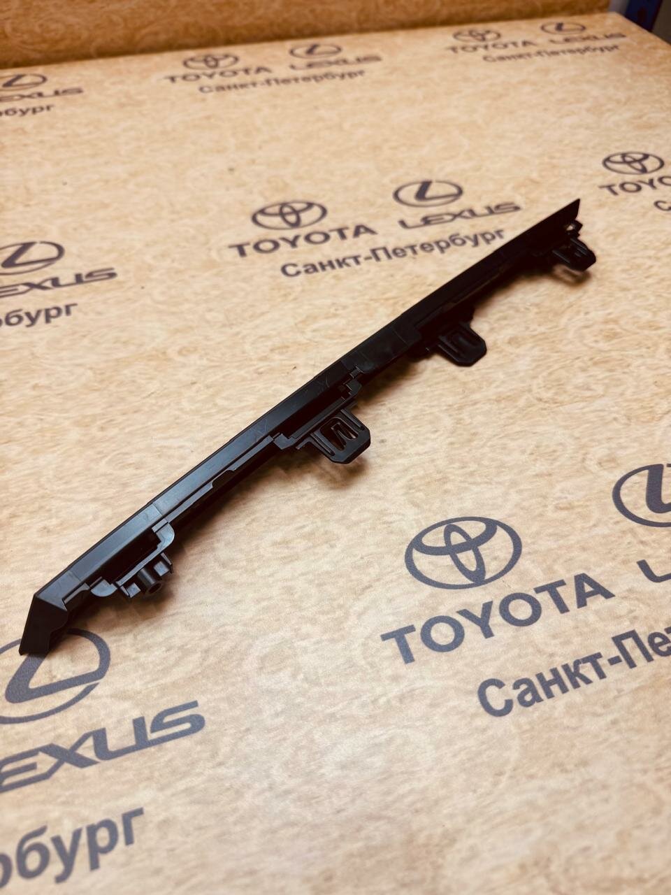 Левый молдинг переднего бампера Toyota Rav-4 XA50