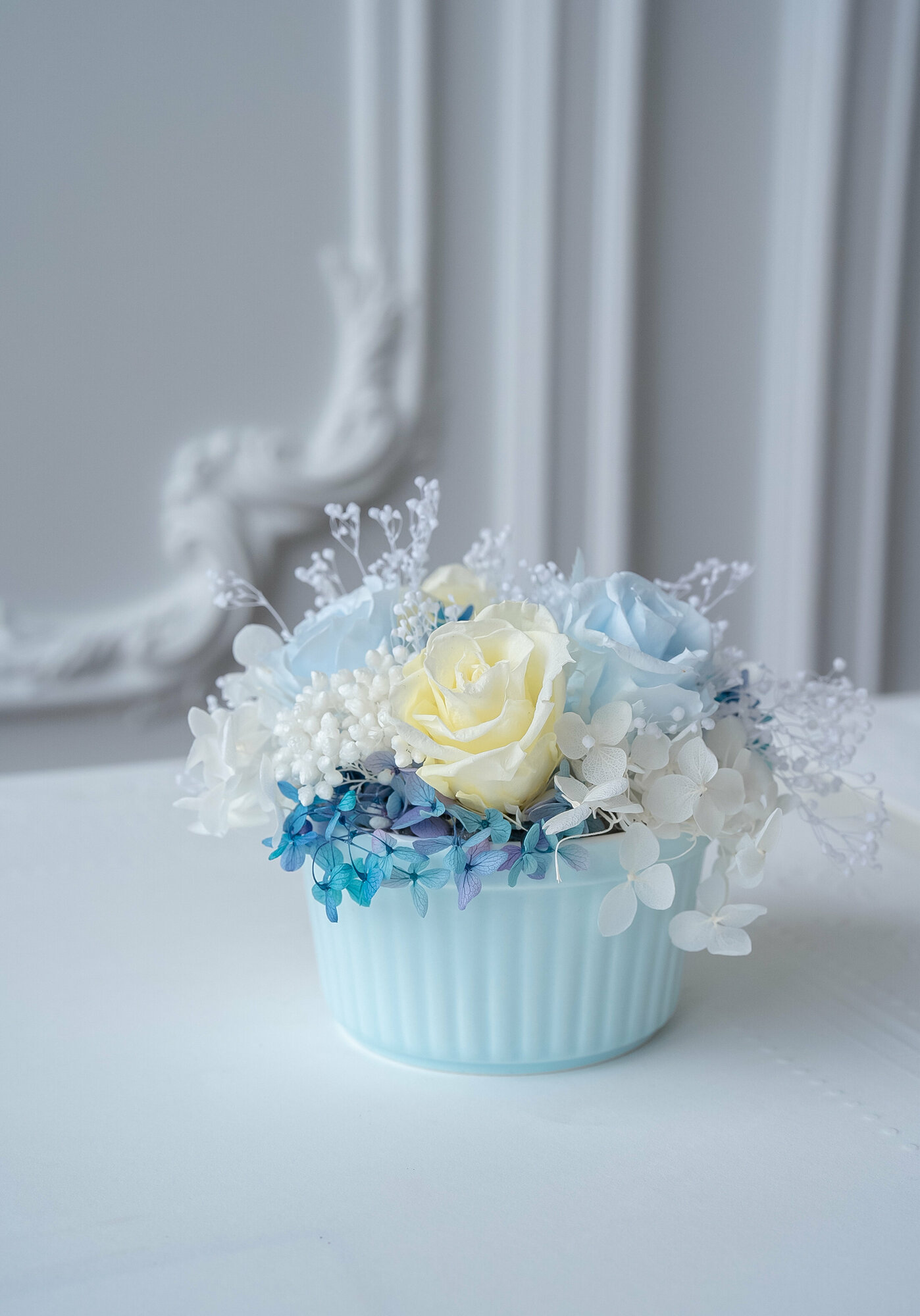 Букет цветов из стабилизированных роз в керамическом кашпо, голубой / букет на 8 марта и выпускной / подарок учителю