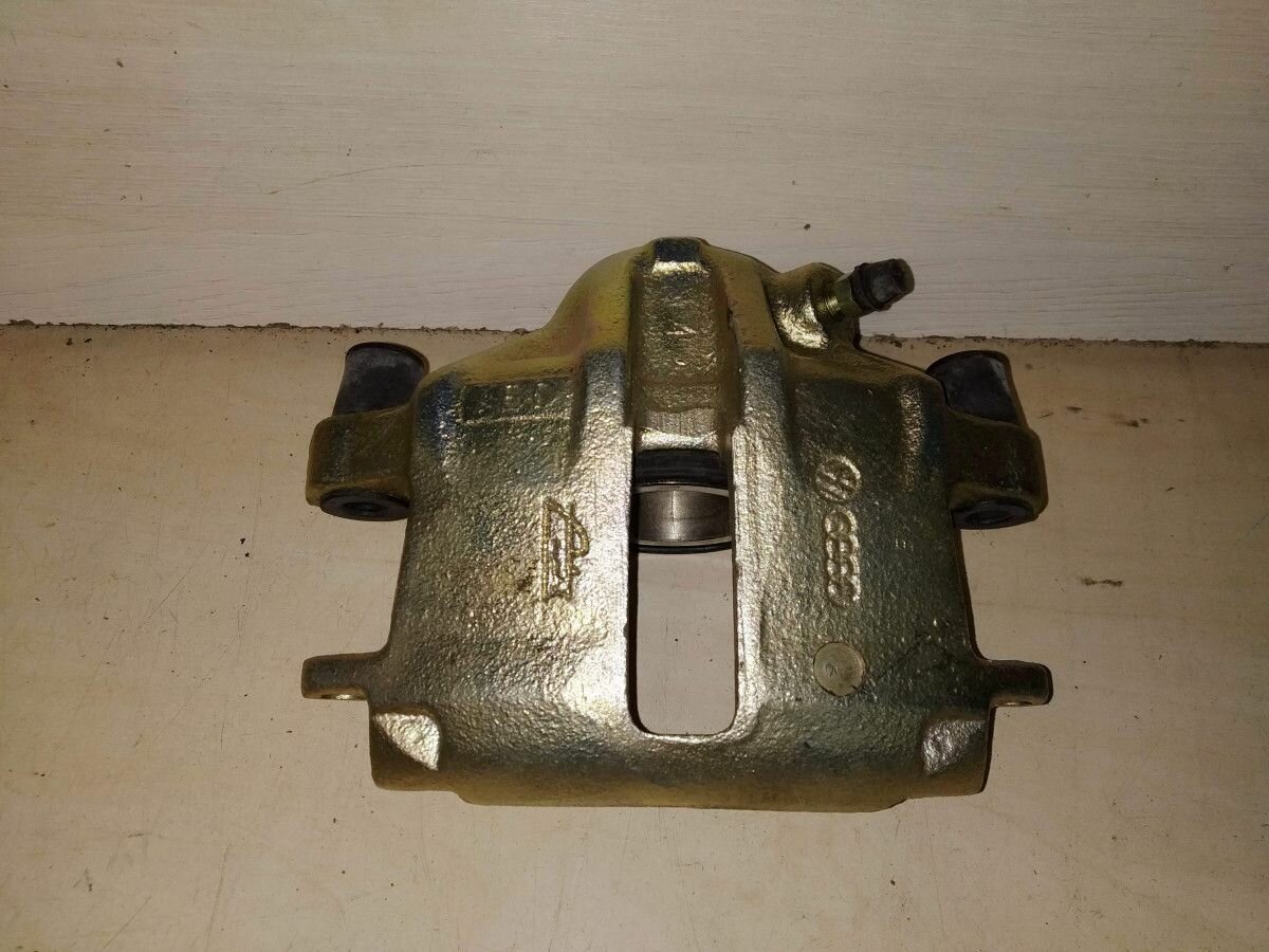 Суппорт тормозной передний правый Audi 80 90 B3 2147111