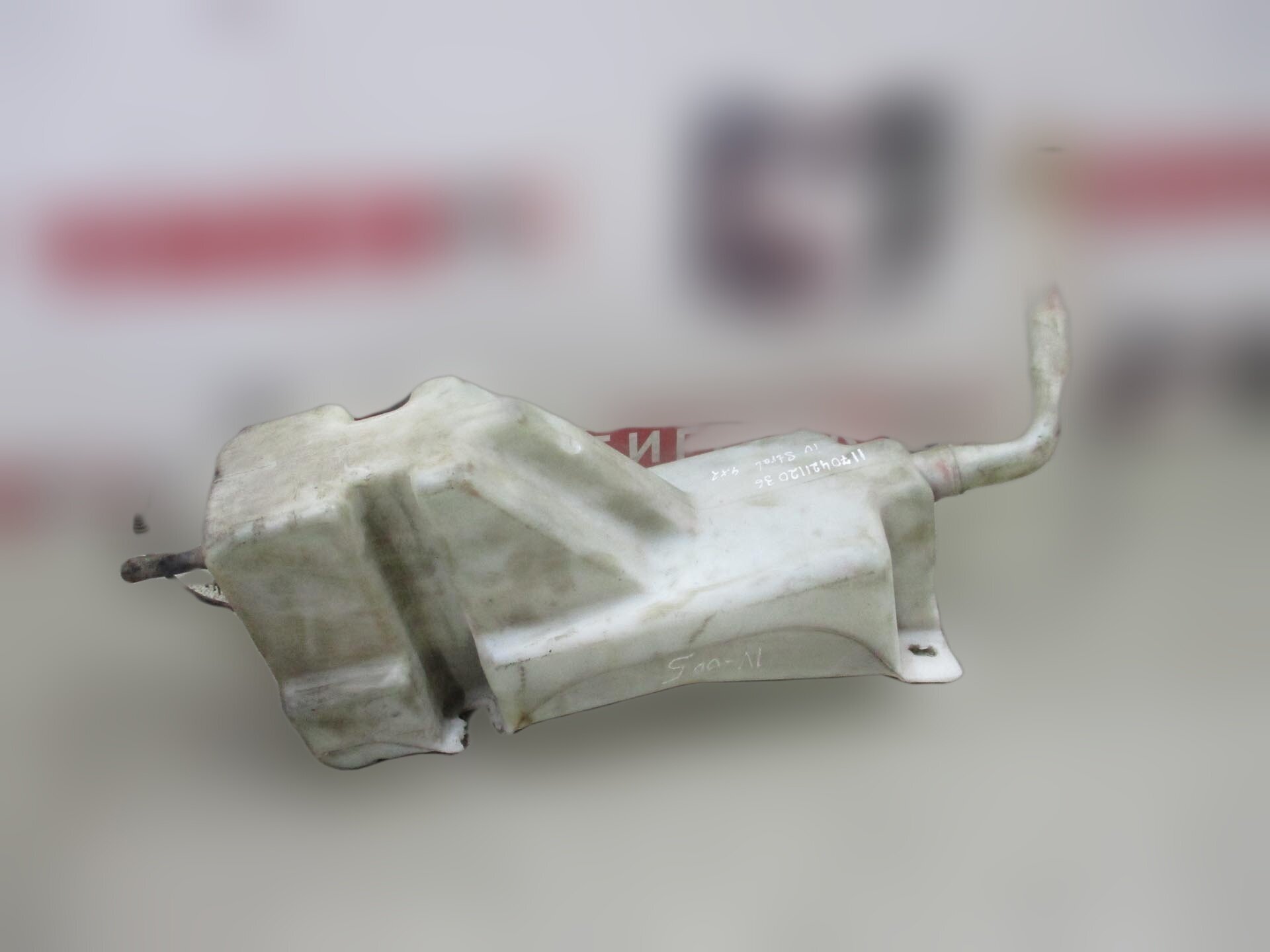 Бачок стеклоомывателя Iveco Stralis, одно крепление сломано, без крышки горловины