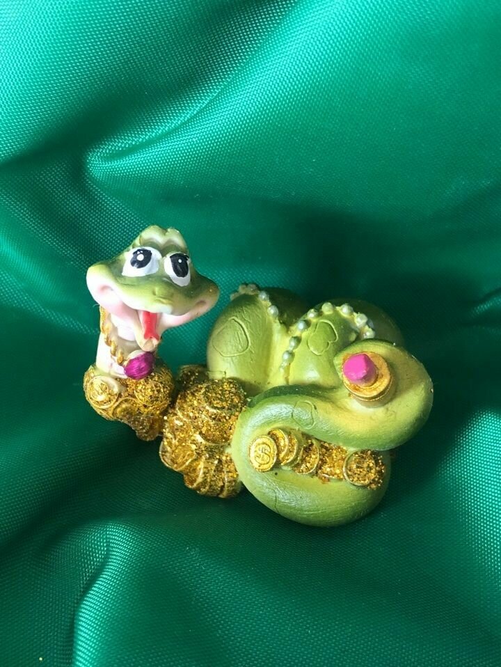 Фигурка змея с помадой