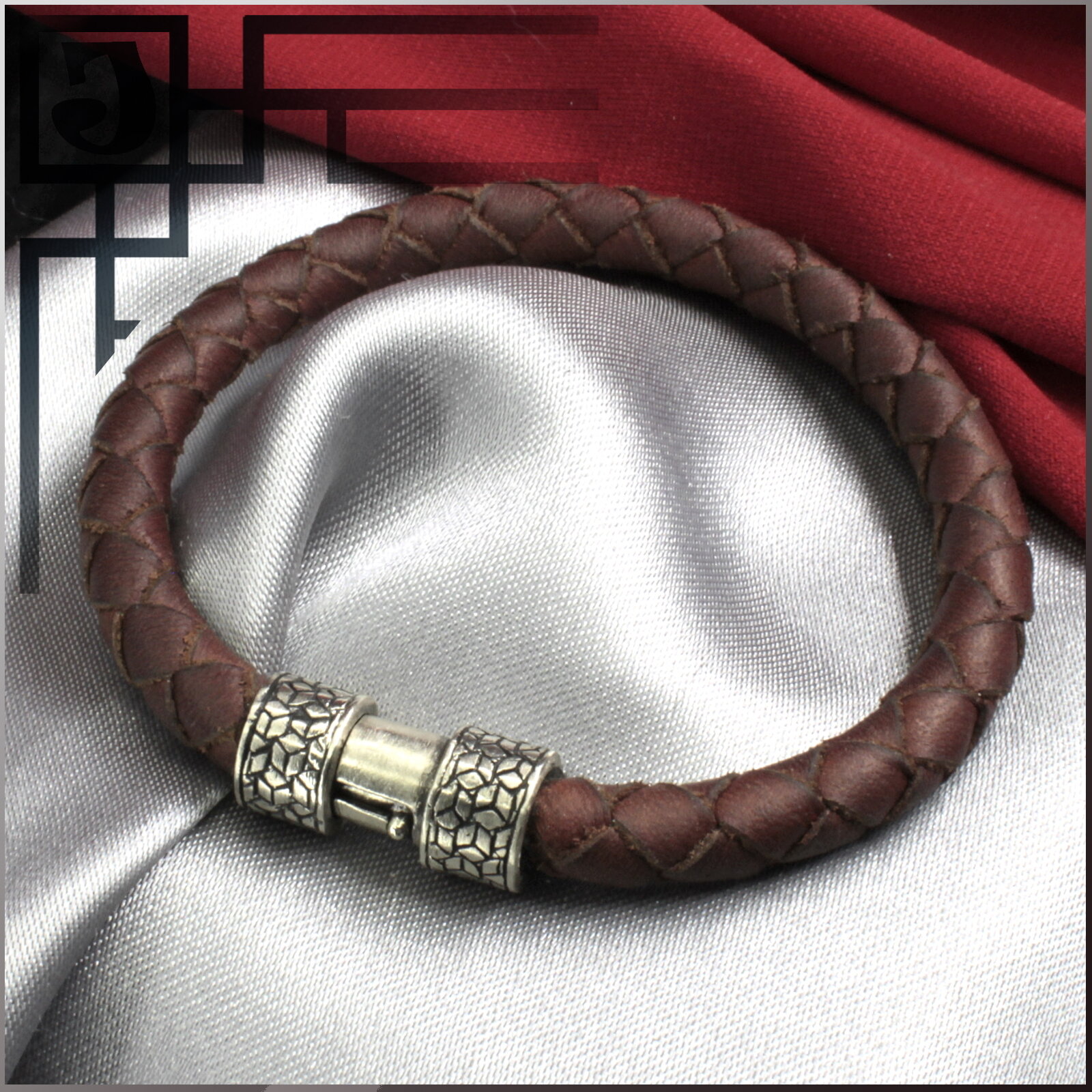 Плетеный браслет