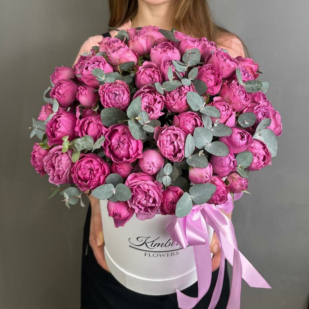 Букет живых цветов от Kimbirly Flowers в коробке из пионовидных роз Мисти Баблс, эвкалипта, цвет розовый, 17 шт