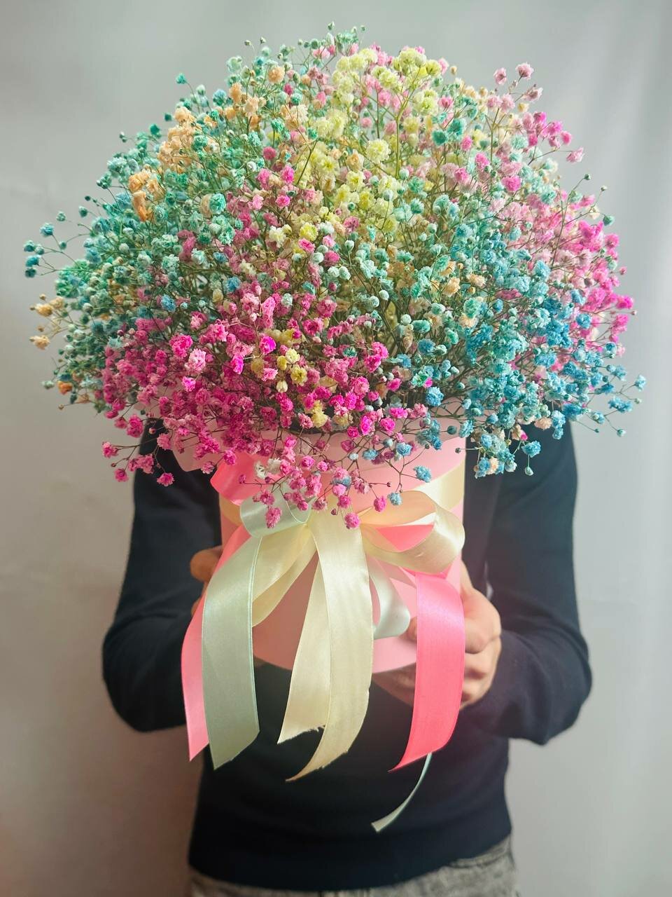 Композиция в шляпной коробке из цветной яркой гипсофилы