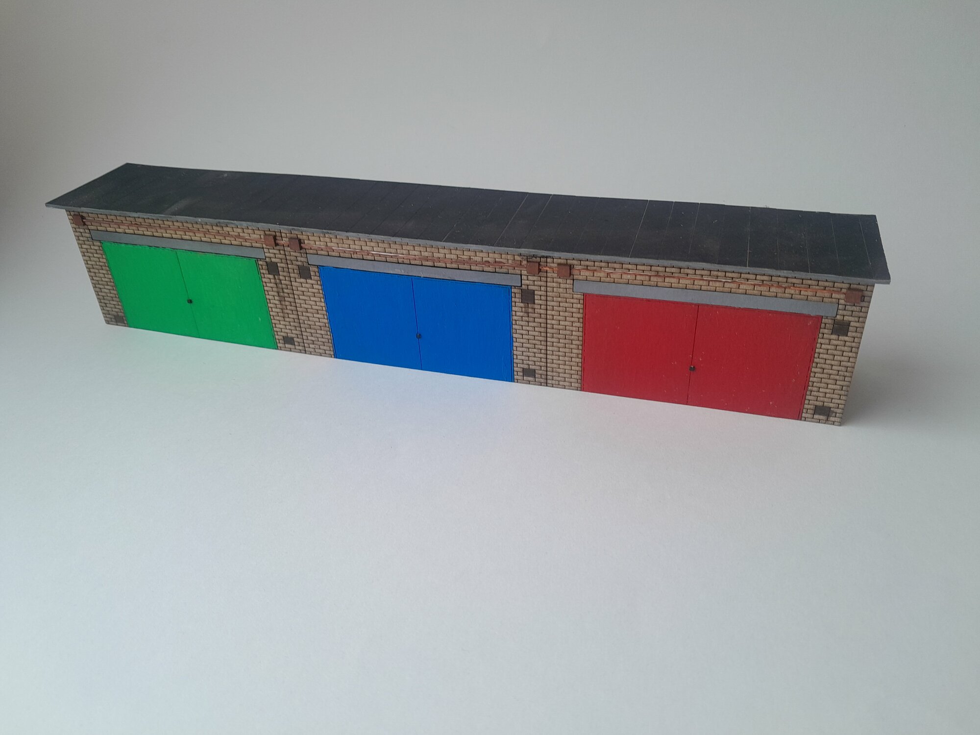 Сборная модель в масштабе 1/43. Модель гаража в масштабе 1:43. Фрагмент гаражного кооператива.