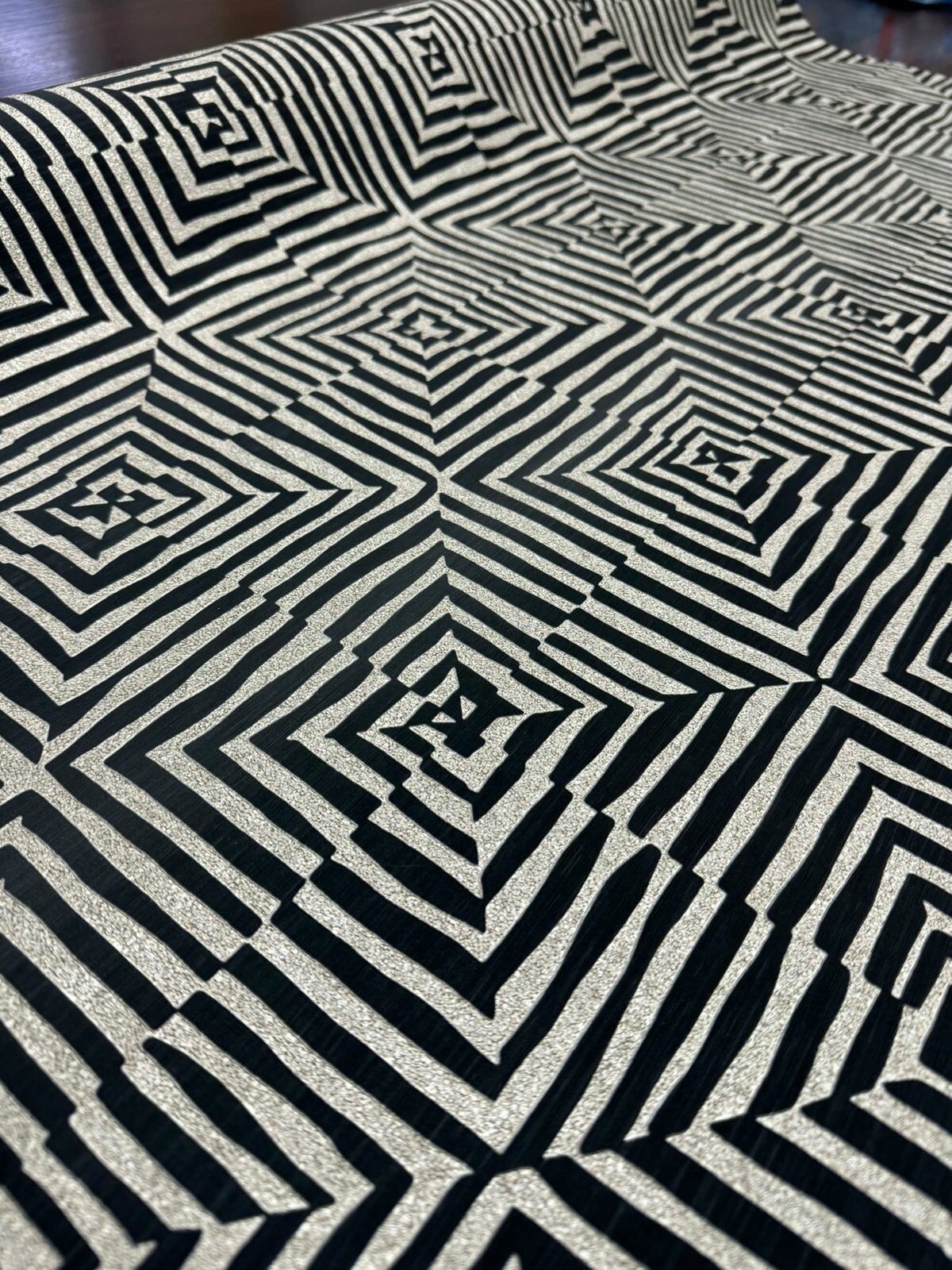 Обои VernissAge 168346-12 виниловые на флизелиновой основе, светостойкие, размер 1.06х10.05, черные с золотом