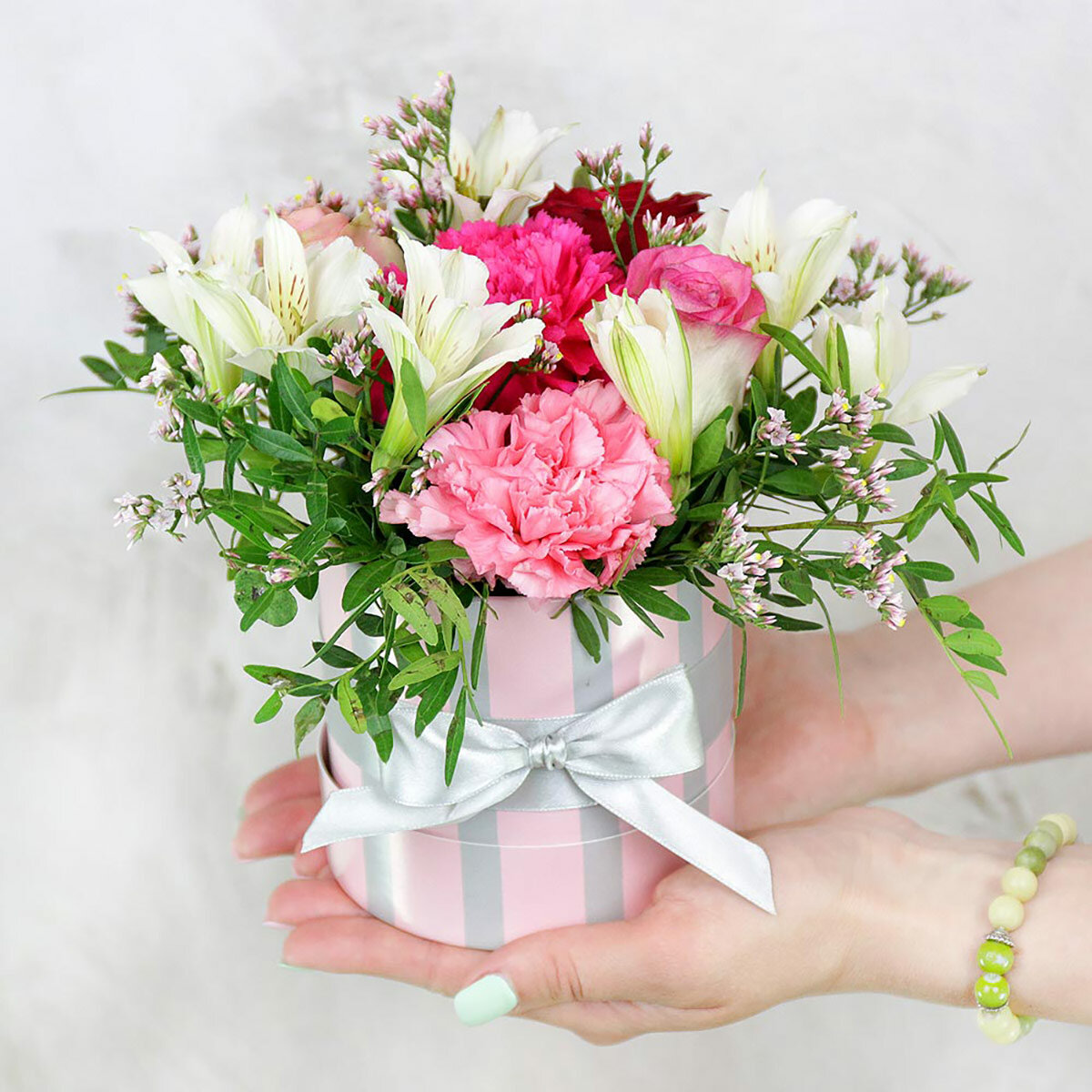 Букет Букет Маркет, гвоздика, альстромерия, лимониум, в шляпной коробке