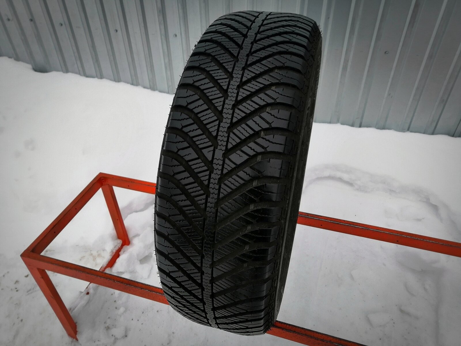 Автошина Б/У 215/60 R17 Goodyear Vector 4Seasons
