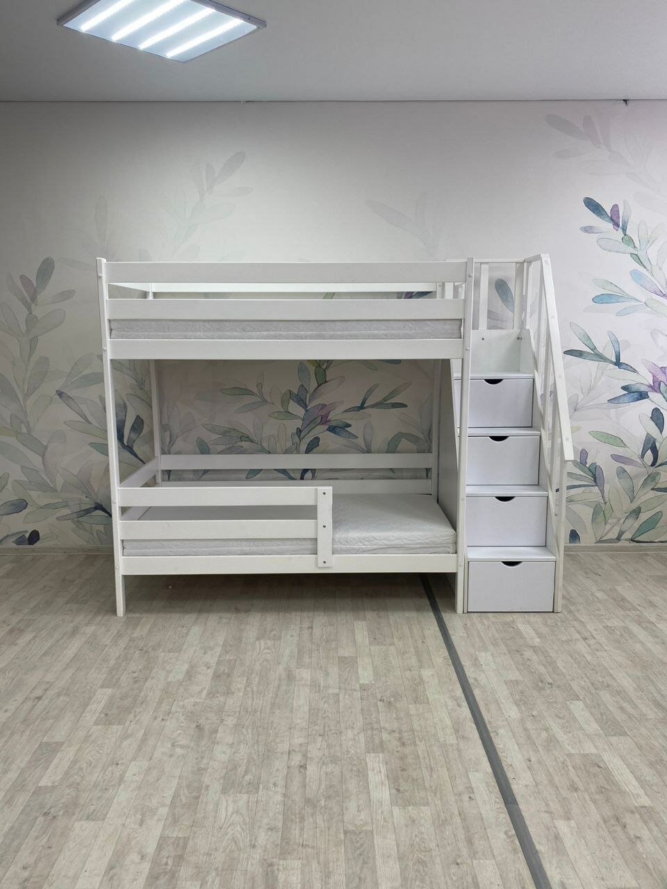Двухъярусная кровать с лестницей комод из массива березы