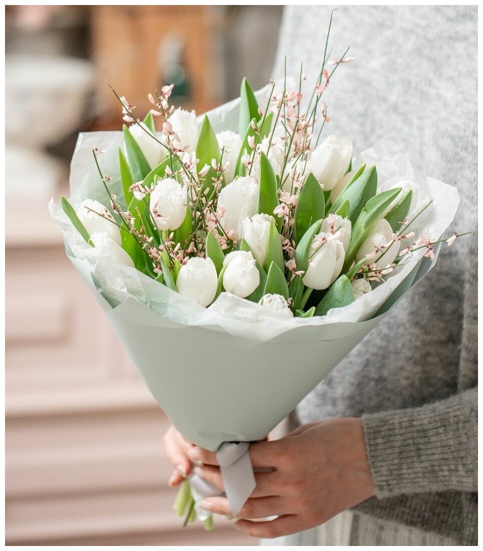 Белые тюльпаны, 17 шт с генистой. Букет живых цветов. Весенний букет.