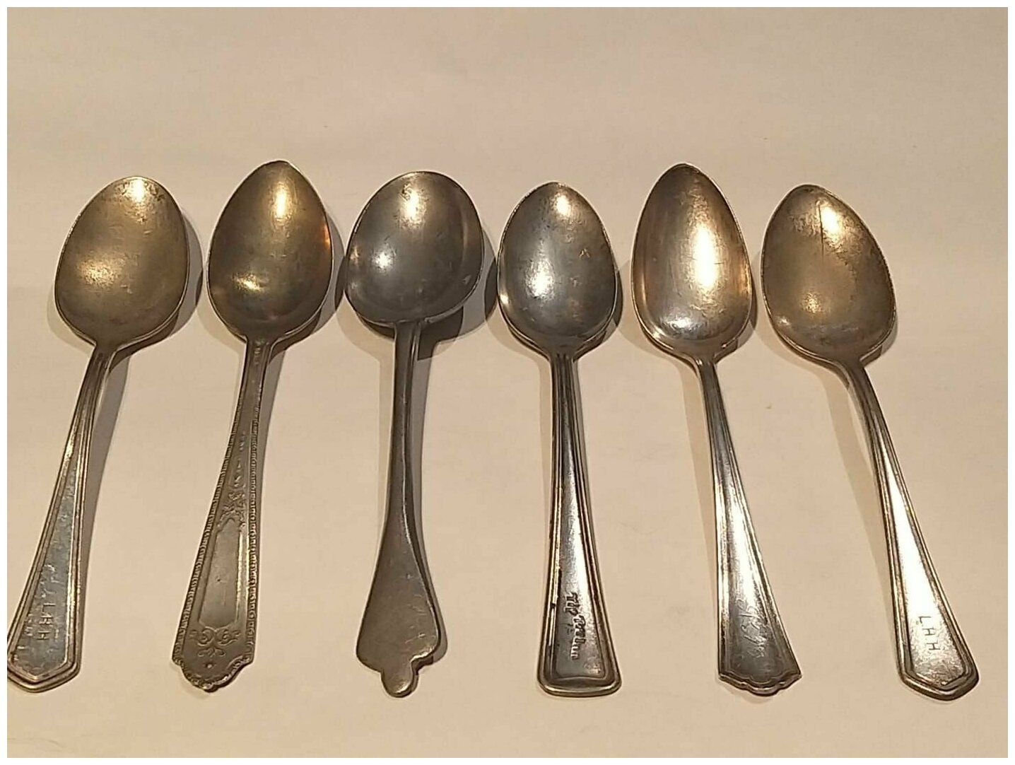 Набор из шести антикварных старинных посеребренных ложек с гравировкой. Великобритания и США, 19 век. Антикварная сервировка для стола винтаж