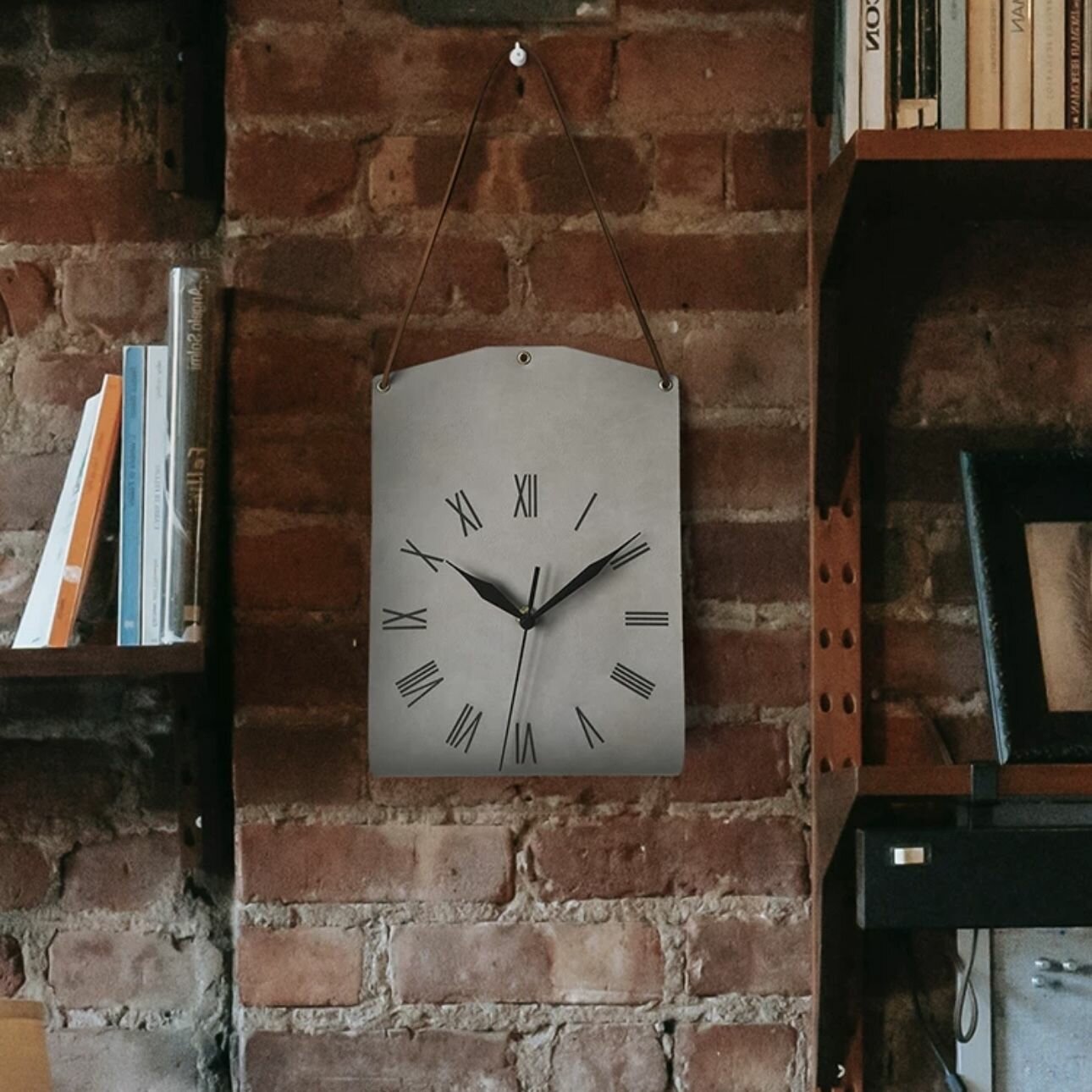 Часы настенные кожаные с ремешком