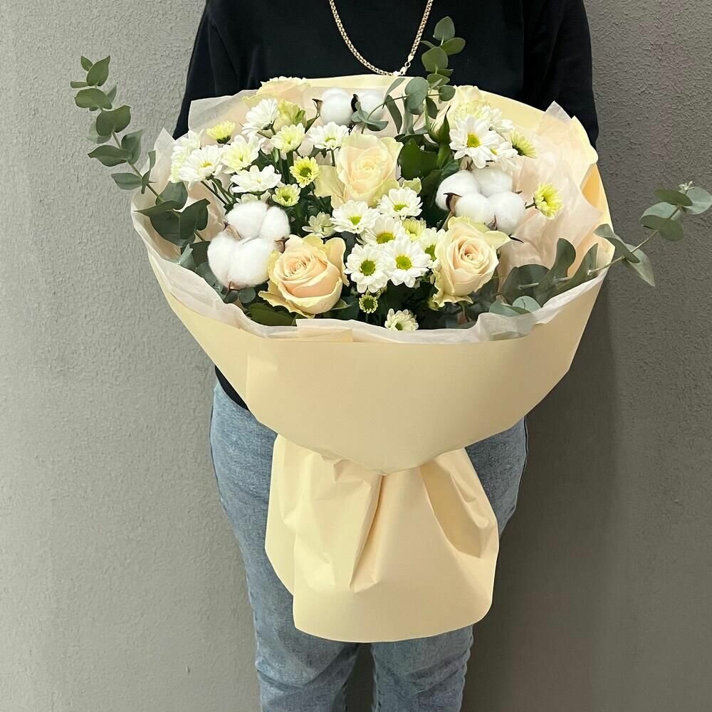 Букет с кремовых роз, ромашковым сантини, хлопка и эвкалипта