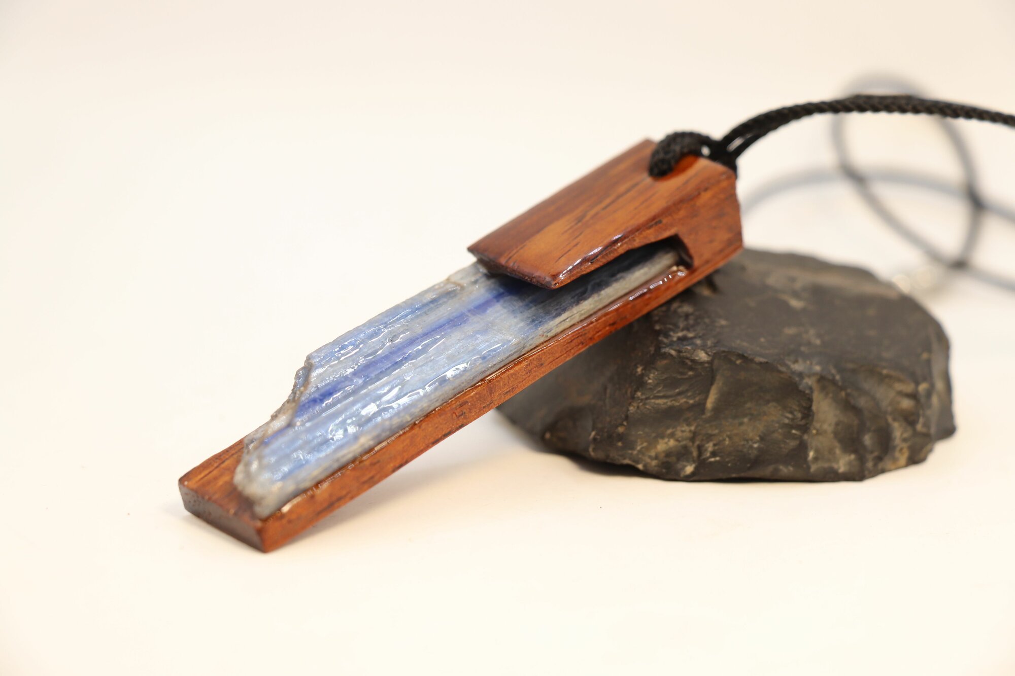 Кулон с кристаллом натурального кианита и деревом мербау