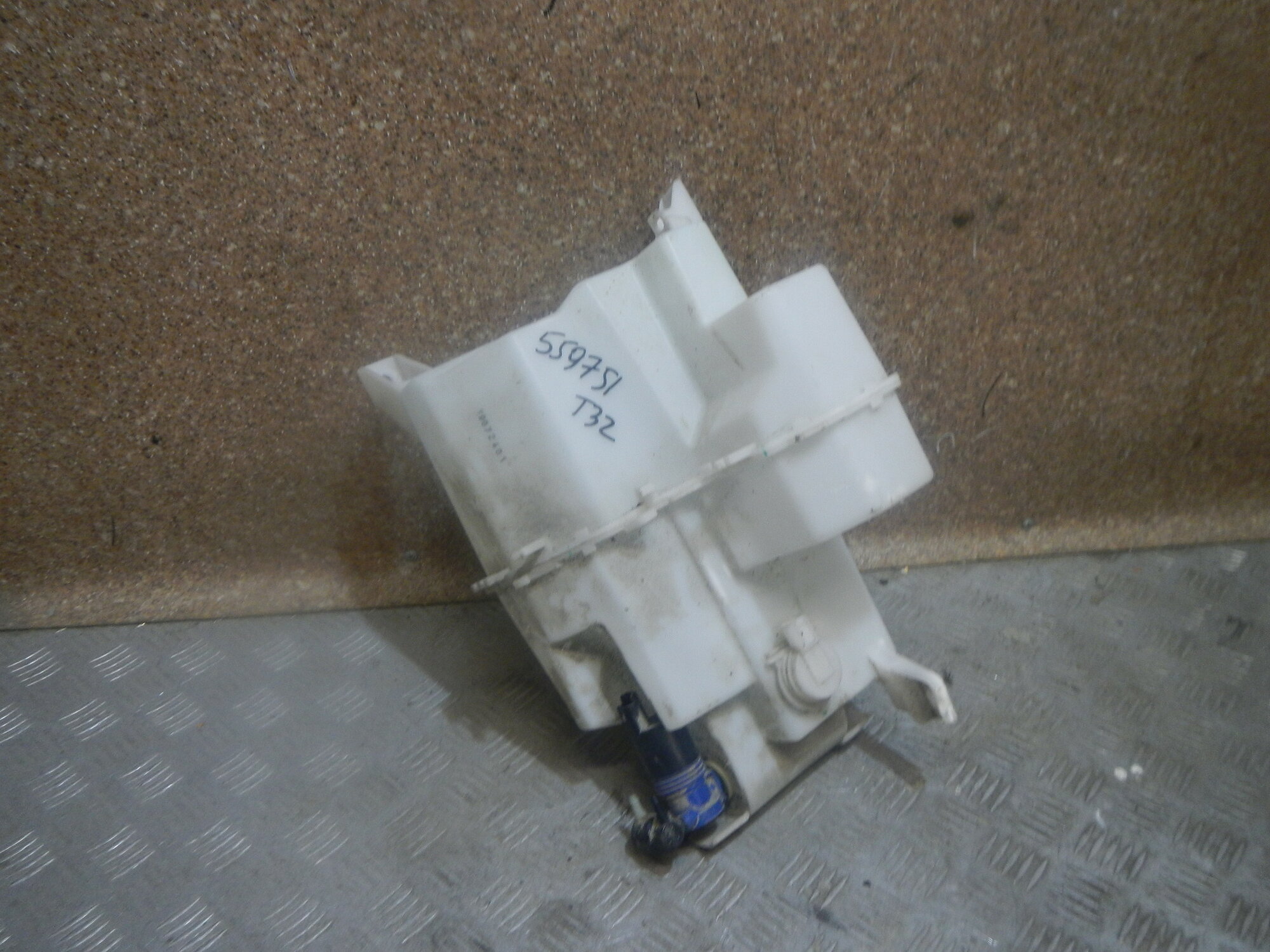 Б/У Бачок омывателя лобового стекла, Nissan (Ниссан)-X-TRAIL (T32) (14-) NISSAN X-TRAIL (T32) (14-) Небольшая деформация...