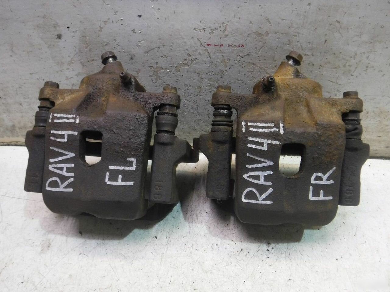 Суппорт тормозной передний Toyota RAV4 II (2000—2003) 4773042040 4775042040