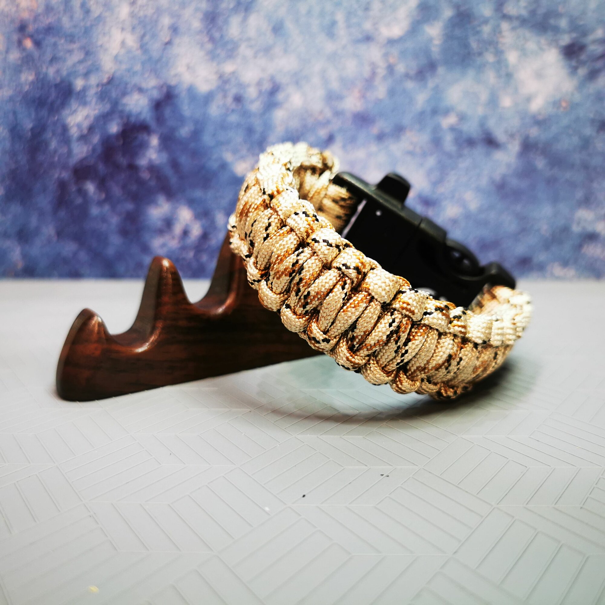 Плетеный браслет, пластик