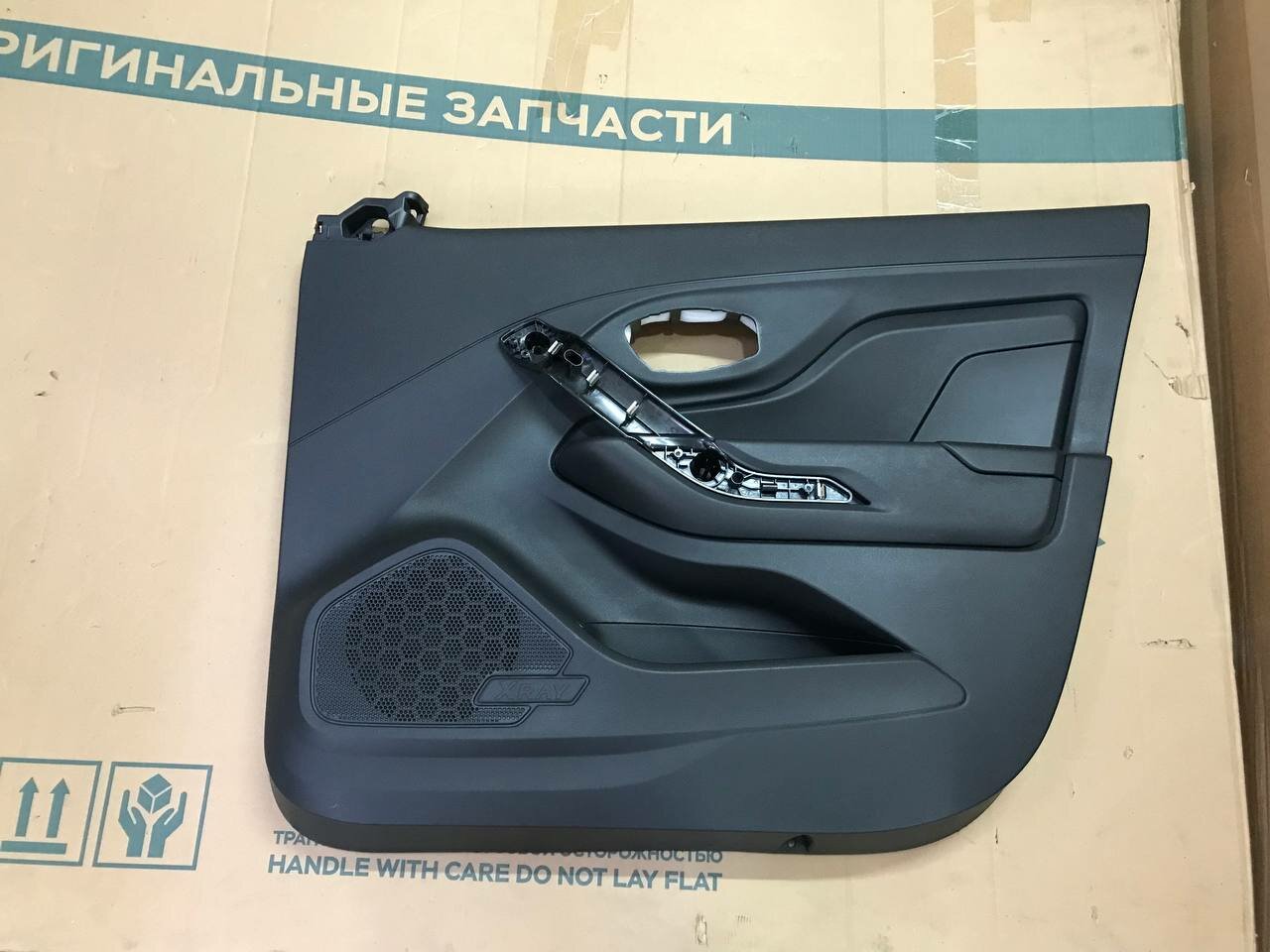 Обивка двери дверная карта правая XRay, X-RAY Cross черная оригинал LADA