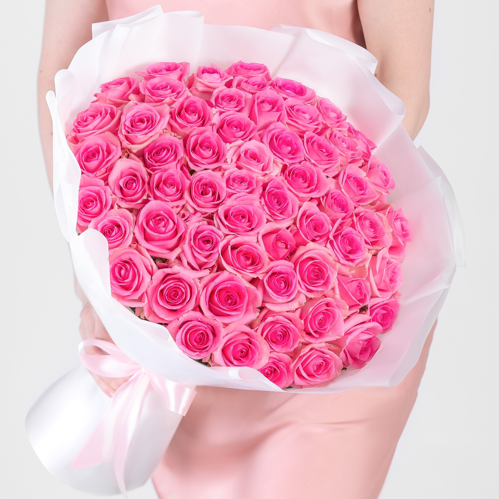 Букет Мегацвет24 "Ревиваль", 51 ярко-розовая роза, 50 см, дизайнерская упаковка