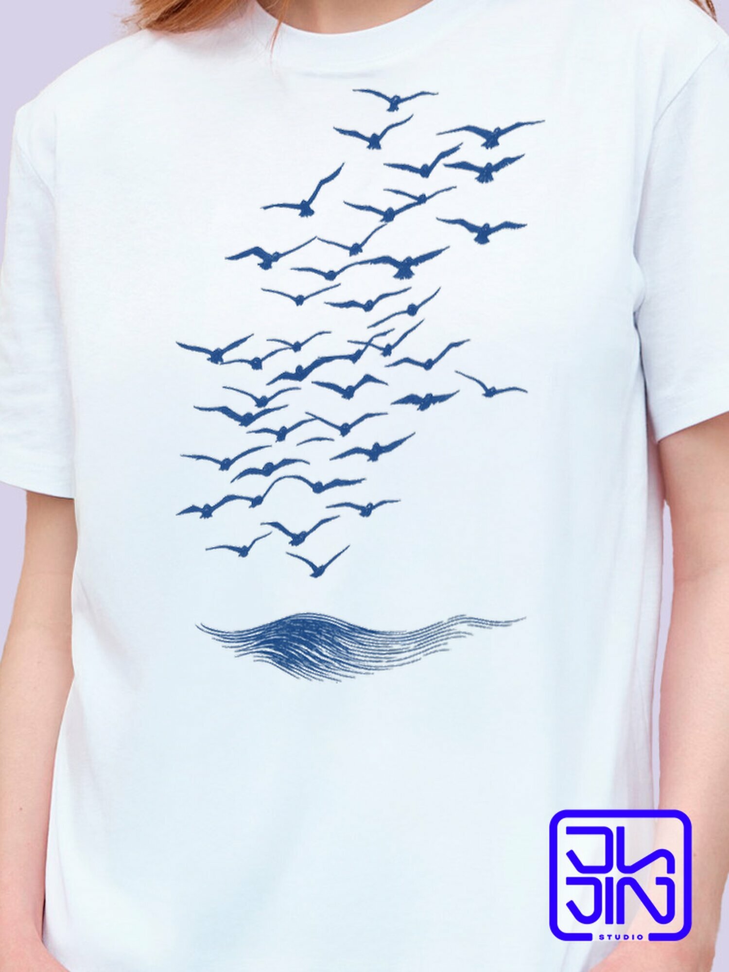 Футболка классическая женская с авторским принтом Белый минималистичный принт с синими чайками и плавной морской волной, белый хлопковый трикотаж с прикольным рисунком на груди