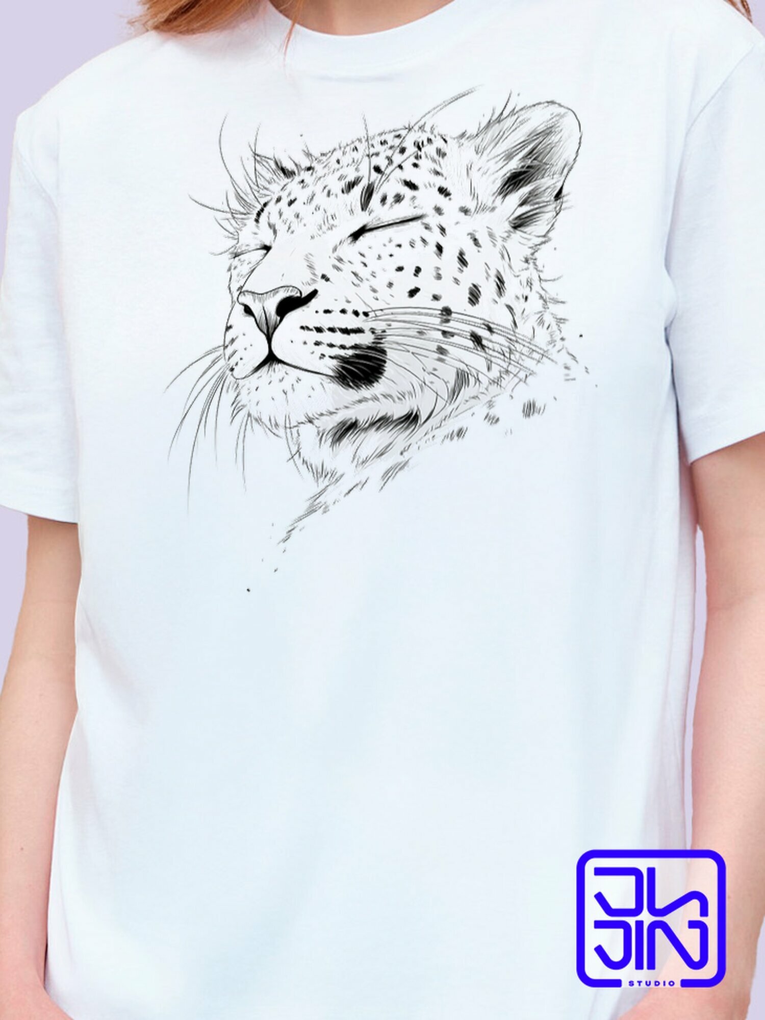 Футболка классическая женская с авторским принтом Леопард минималистичный, черно белый портрет в дизайнерском белом стиле, белый хлопковый трикотаж с прикольным рисунком на груди