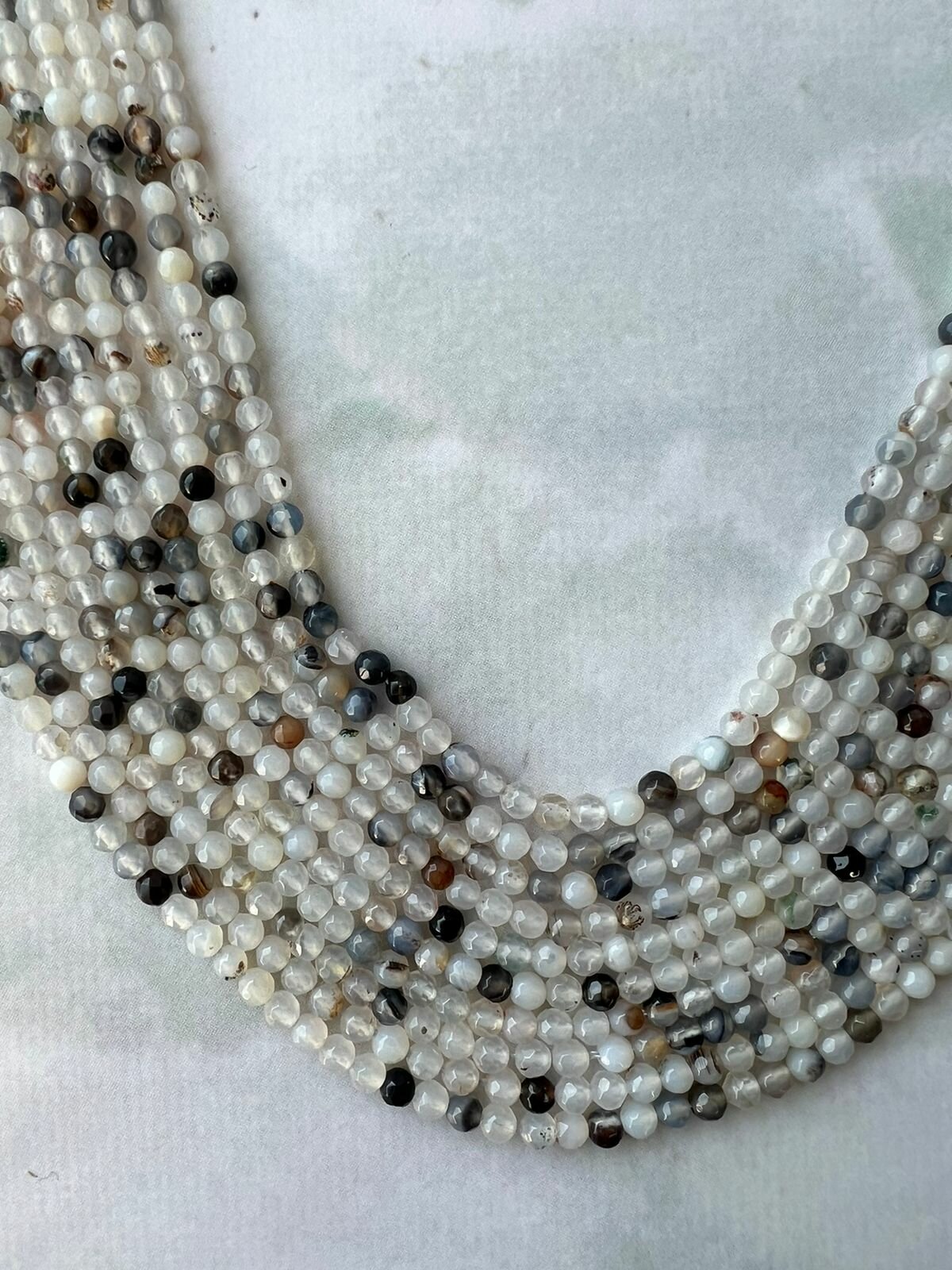 Бусины шар огранка 4мм. Натуральный камень. Агат тенмо-серый. 90шт / 37 см / нить