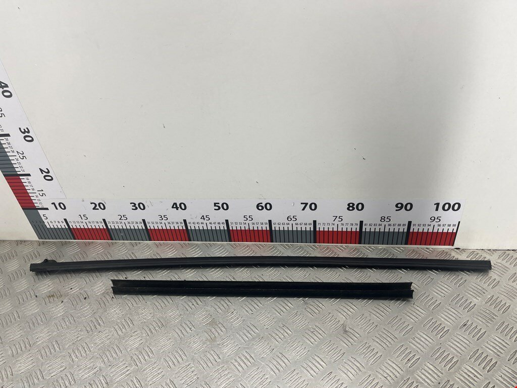 Уплотнитель стекла двери Citroen C4 Grand Picasso 1 9310J1 арт. 2139608