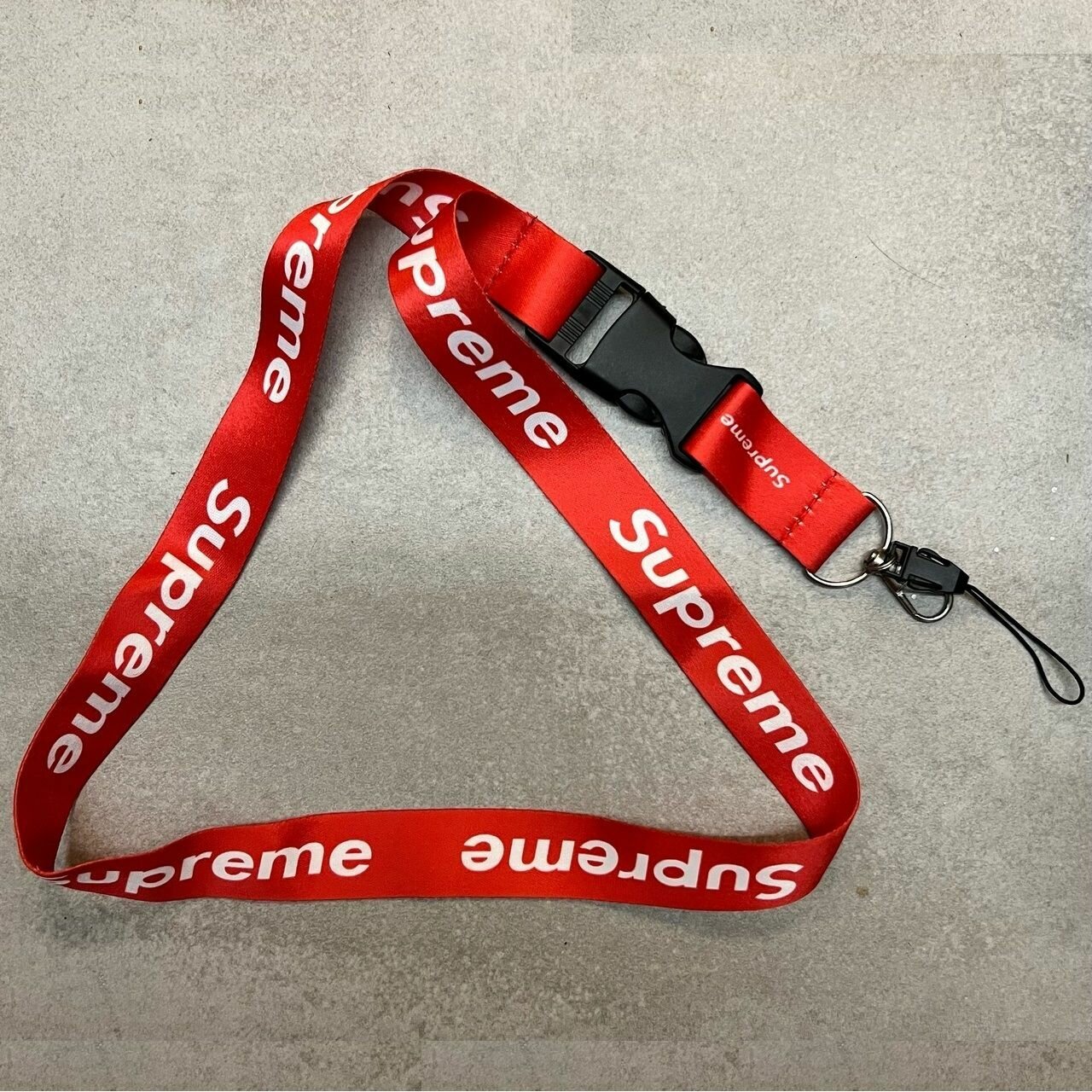 Лента шнурок на шею для ключей Supreme