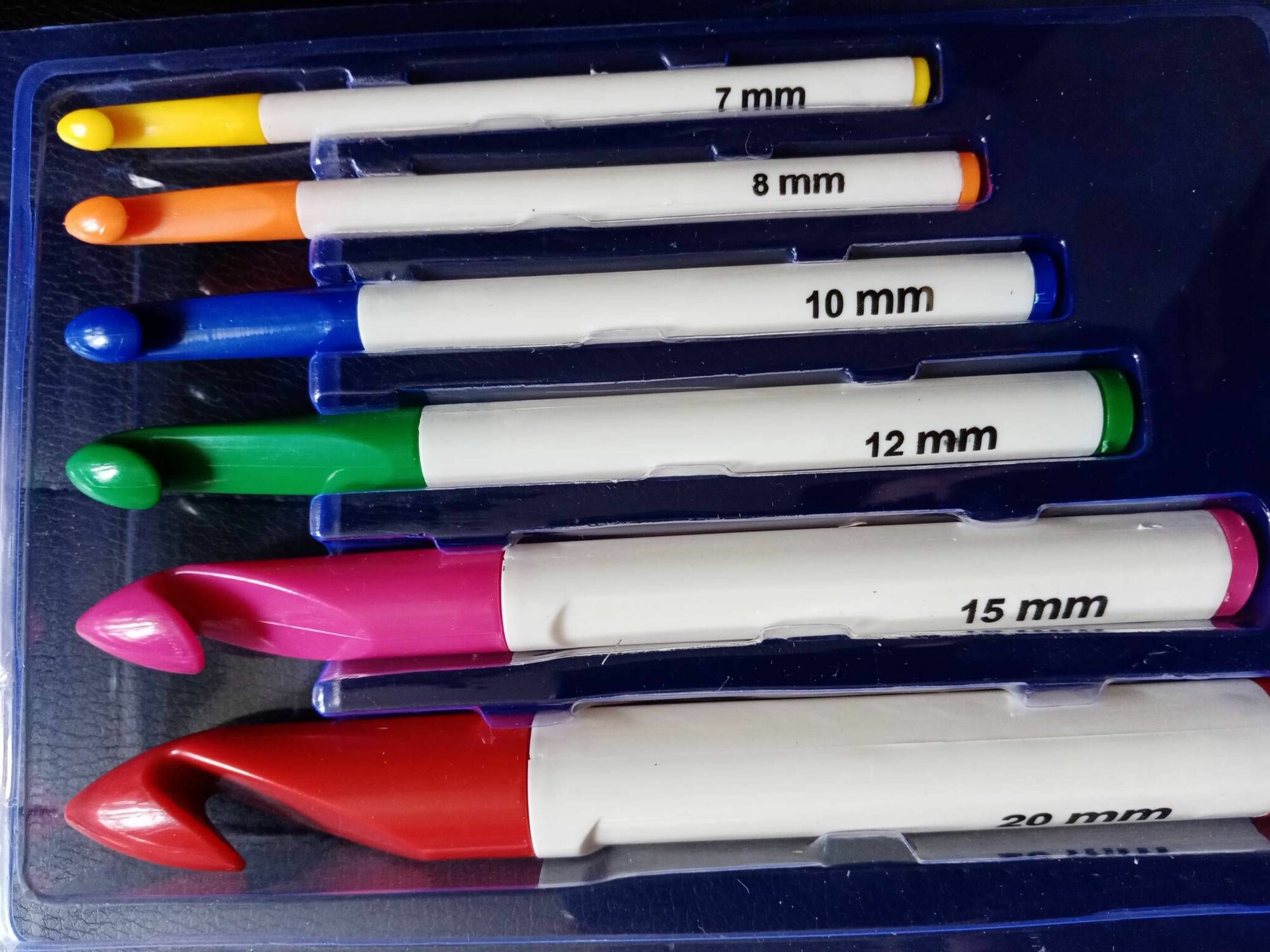 Набор крючков для вязания (7мм,8мм,10мм,12мм,15мм,20мм) пластик