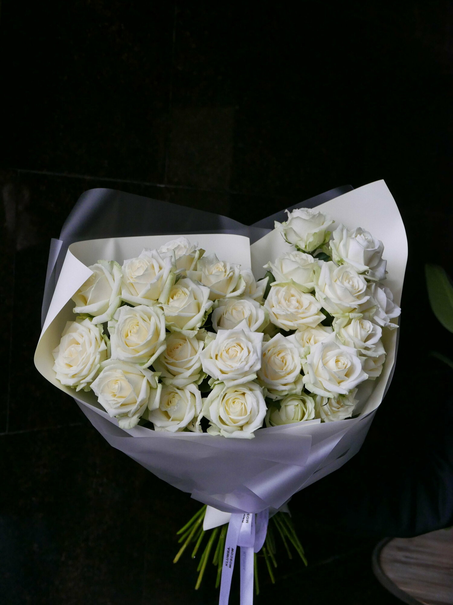 Букет из 31 белой розы от студии цветов клумба. москва, аквабокс