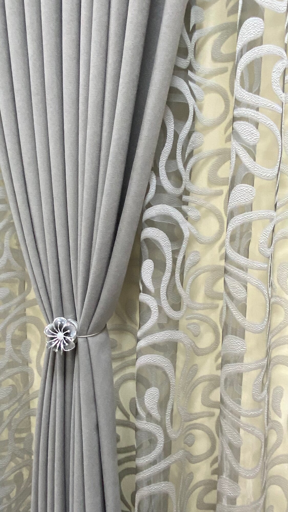 Подхват магнитный на тросе цветок серый лютик, 1шт