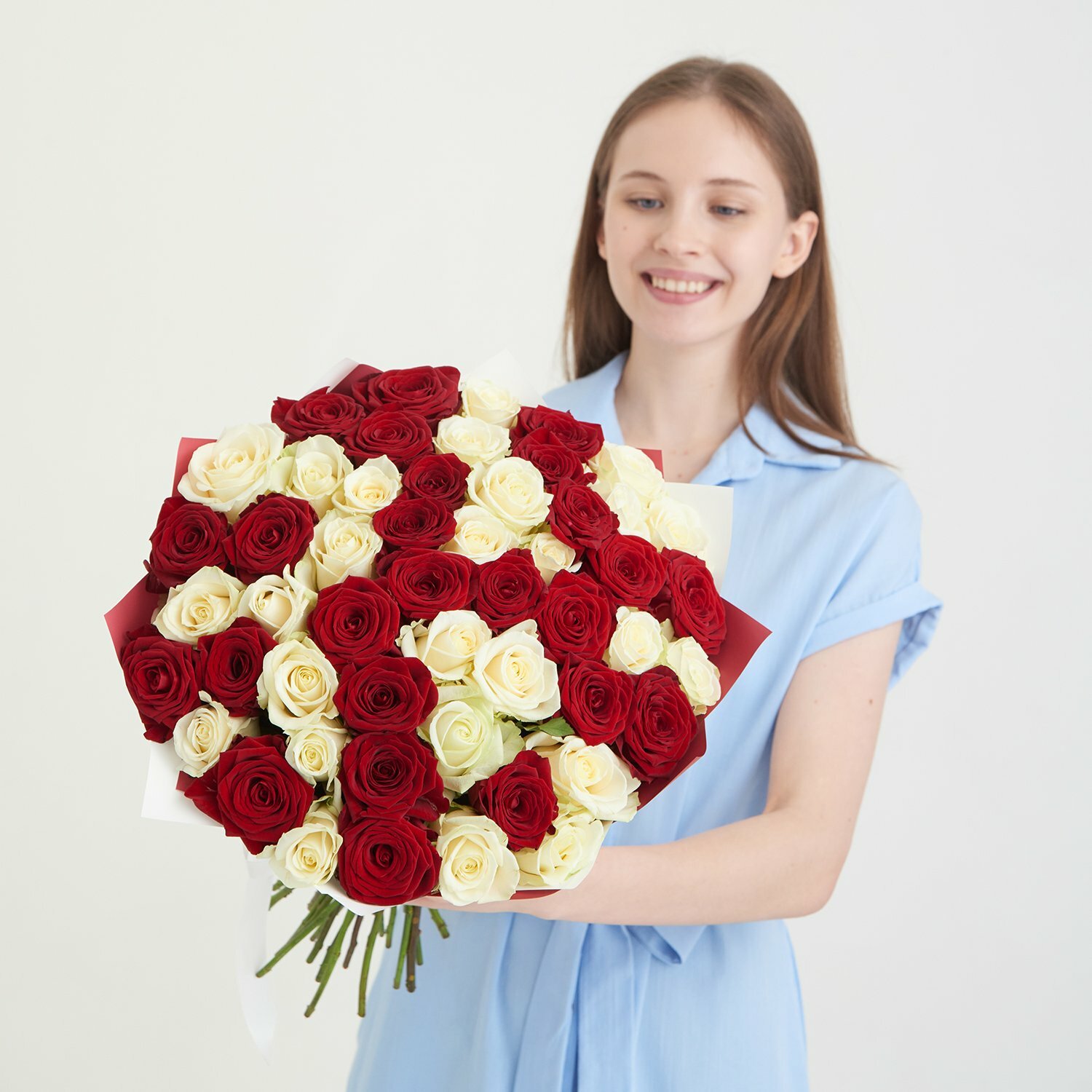 Букет живых цветов из 51-ой белой и красной розы Виттория от ЛасФлоре